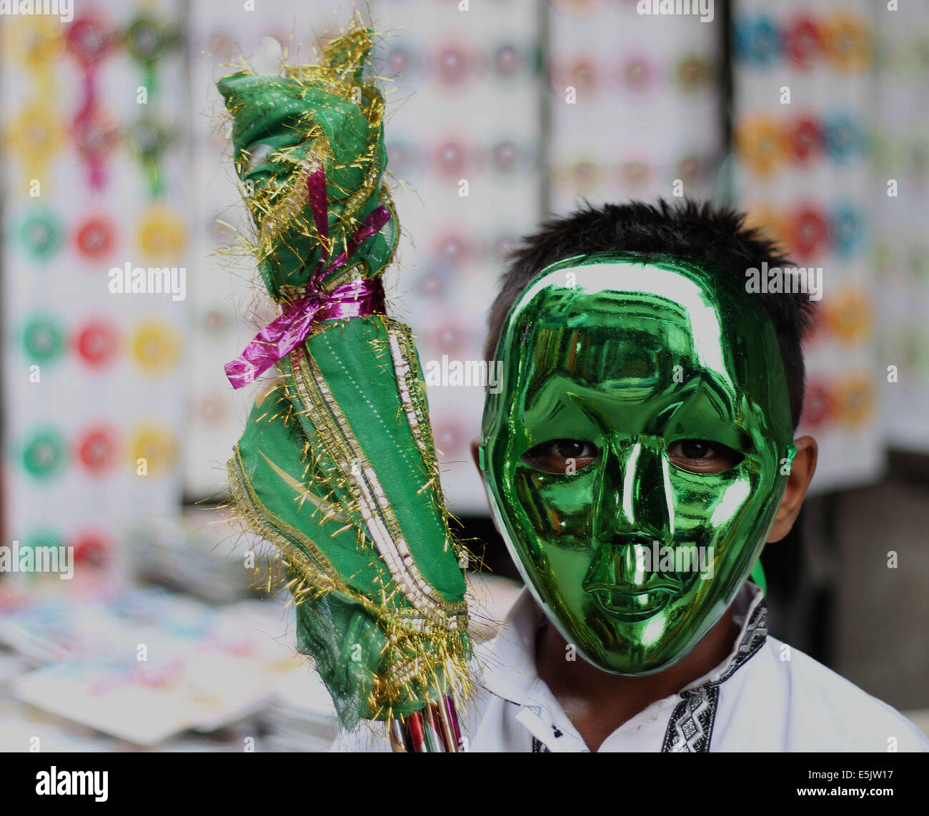 Pakistani shopper wears mask with Pakistan's national flag design at ...