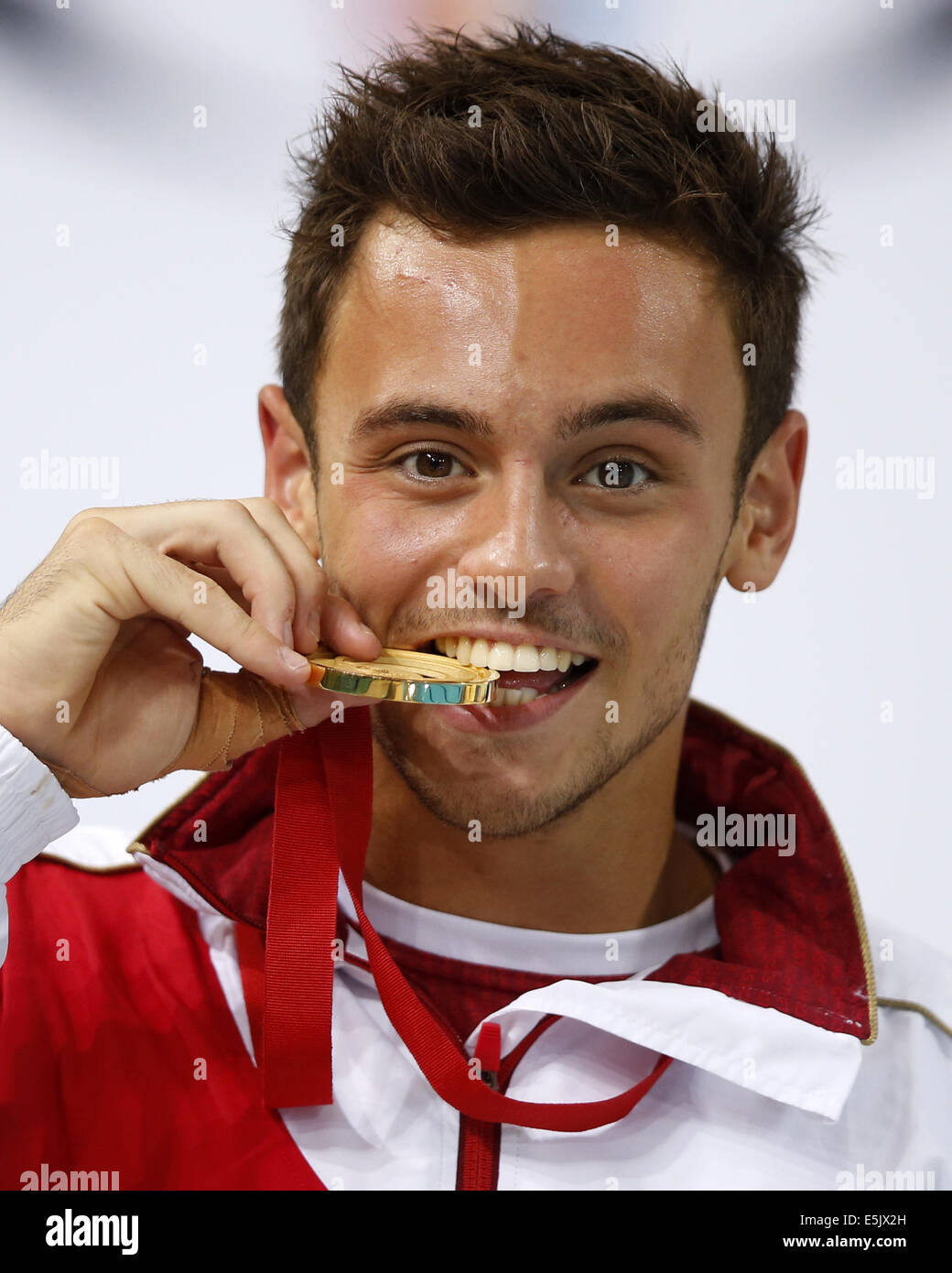 Tom daley diving gold hi-res stock photography and images - Alamy