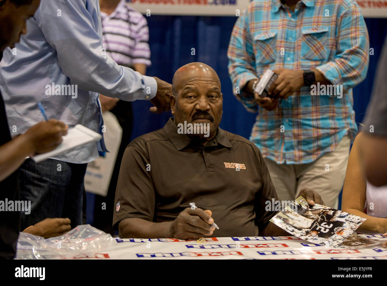 Cleveland, Ohio, USA. 02nd Aug, 2014. NFL Hall of Famer JIM BROWN signs ...