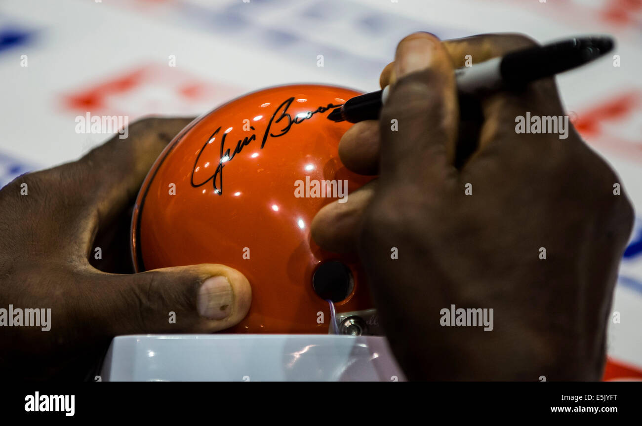 Cleveland, Ohio, USA. 02nd Aug, 2014. NFL Hall of Famer JIM BROWN signs ...