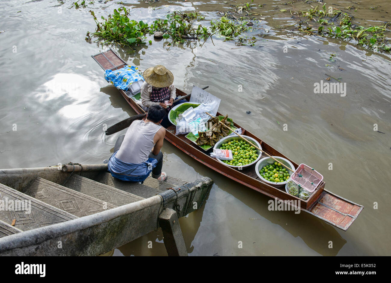 traditional boat vendor at the Amphawa Floating Market, Thailand Stock ...