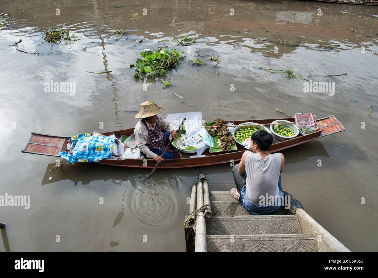 traditional boat vendor at the Amphawa Floating Market, Thailand Stock ...