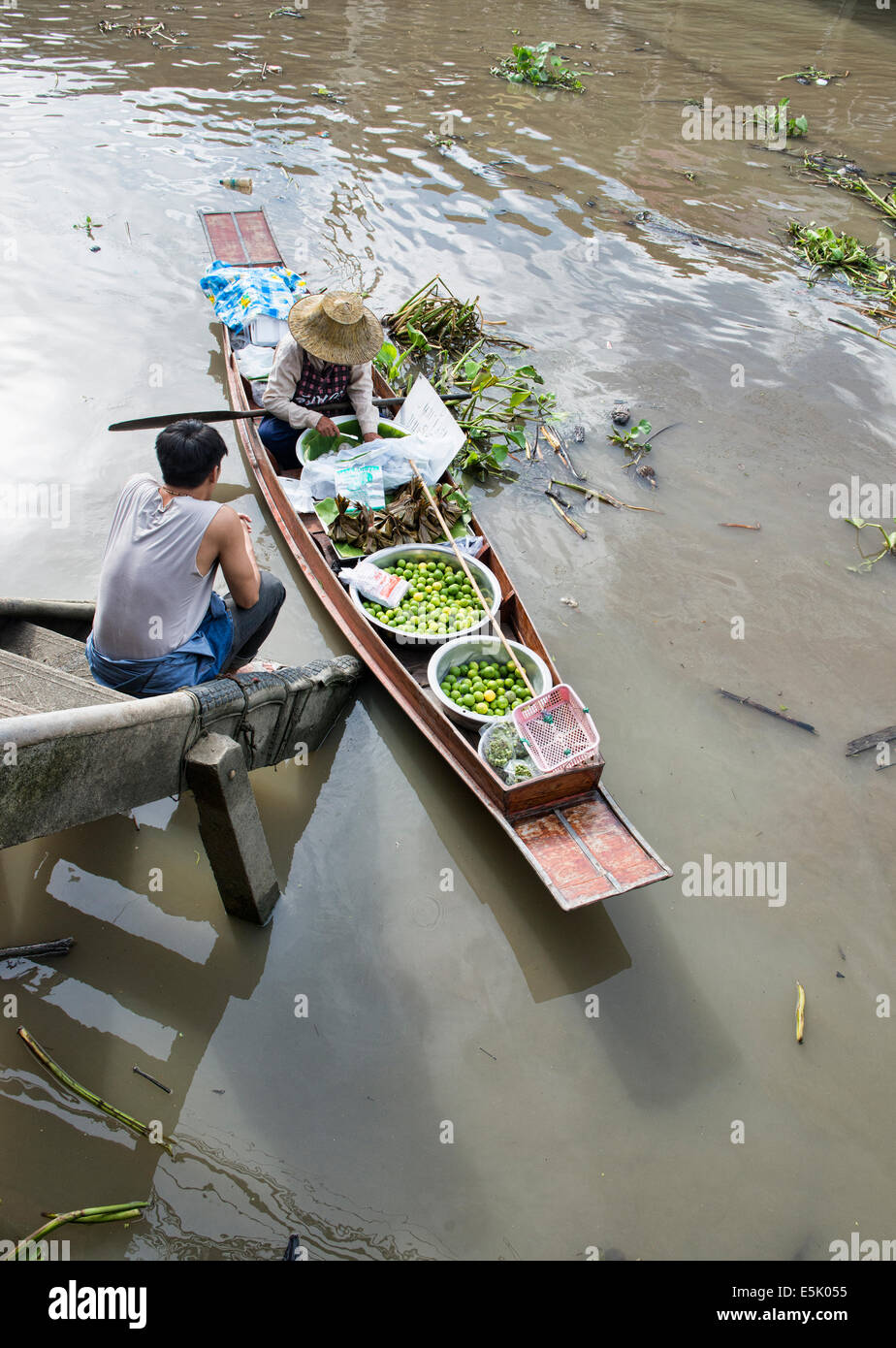 traditional boat vendor at the Amphawa Floating Market, Thailand Stock ...
