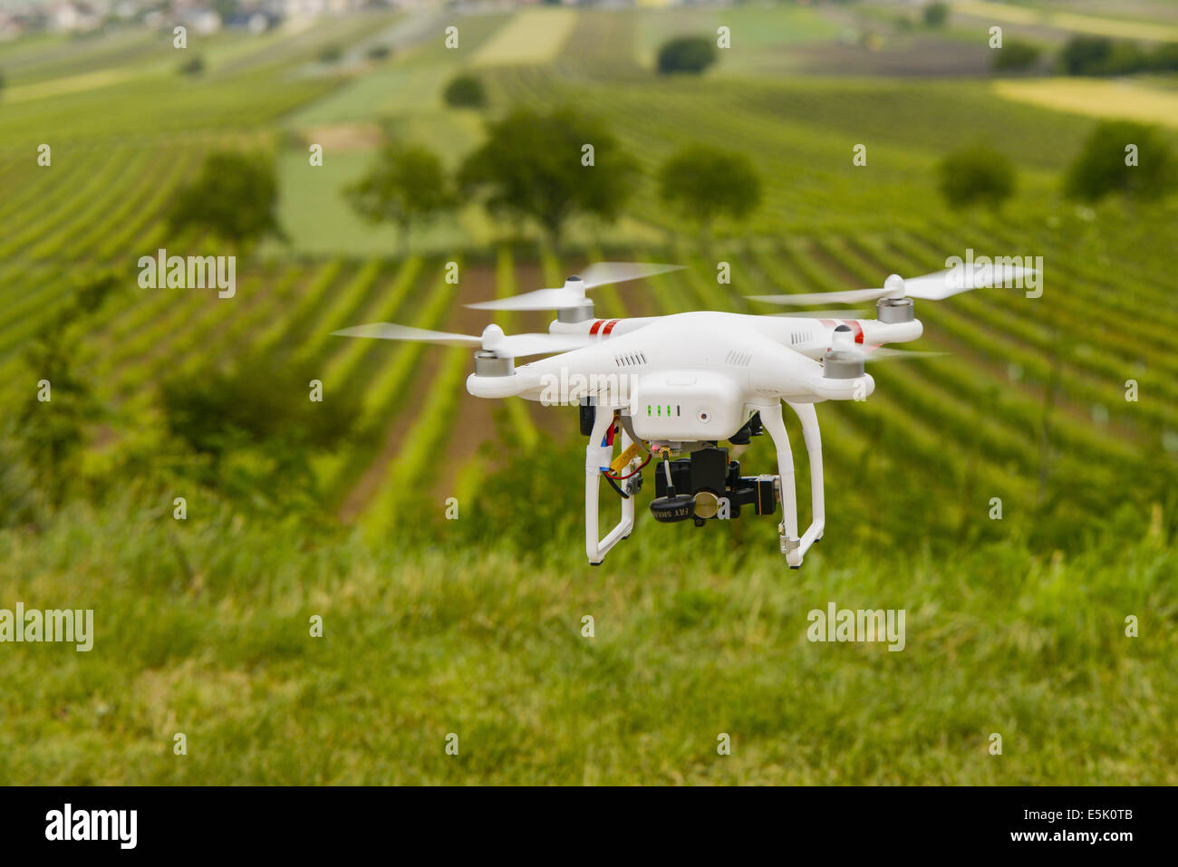 quadrocopter flying drone Stock Photo - Alamy
