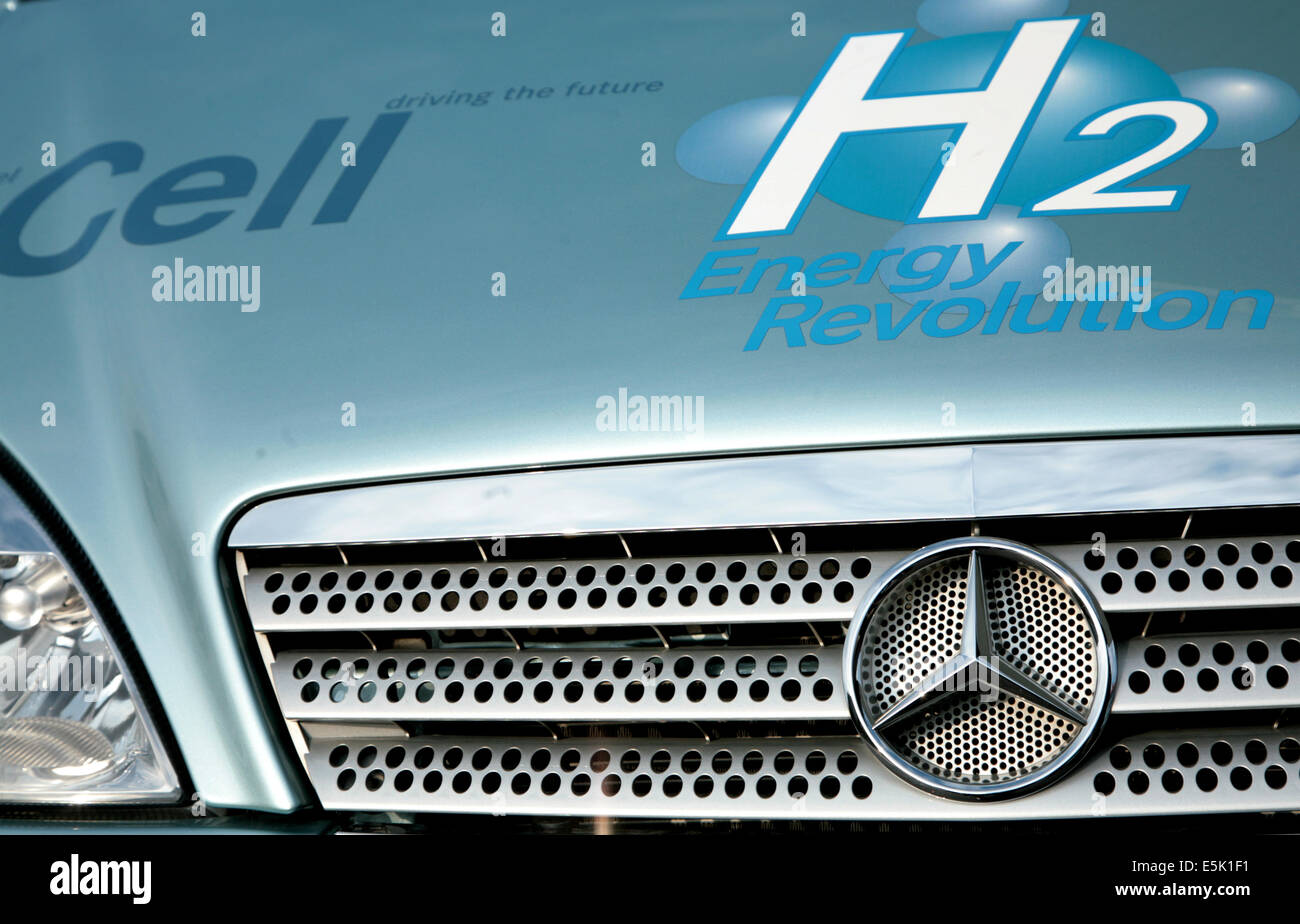 Gas technology in Japan. Fuel cell vehicle - 2007 Tokyo Stock Photo - Alamy