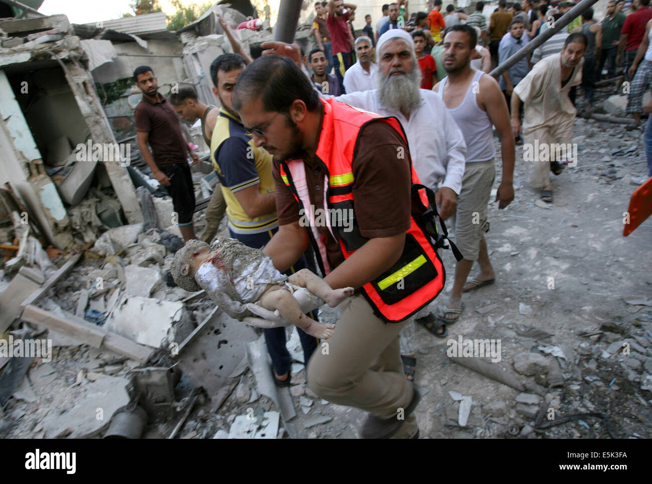 Rafah, Gaza Strip. 3rd Aug, 2014. Palestinians carry a dead infant who ...