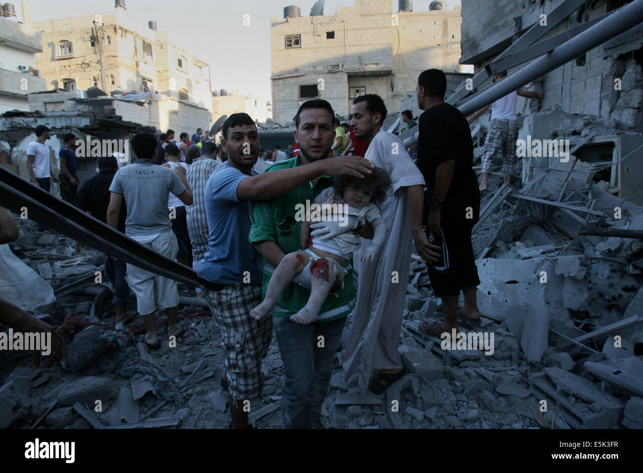 Rafah, Gaza Strip. 3rd Aug, 2014. Palestinians carry a dead infant who ...