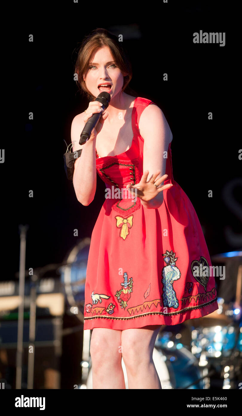 Sophie ellis on stage camp hi-res stock photography and images - Alamy