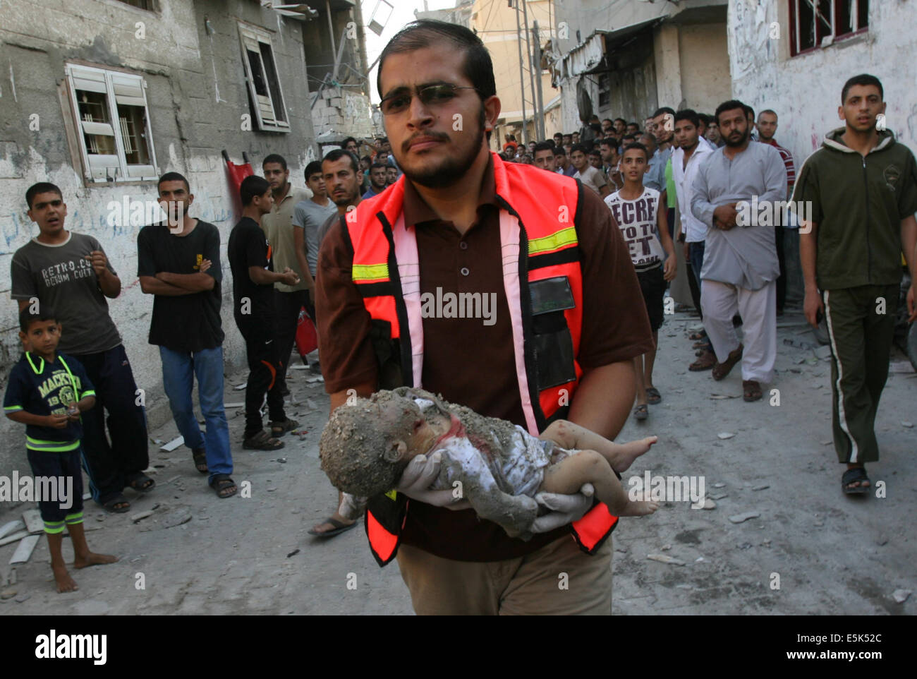 Rafah, Gaza Strip. 3rd Aug, 2014. Palestinians carry a dead infant who ...