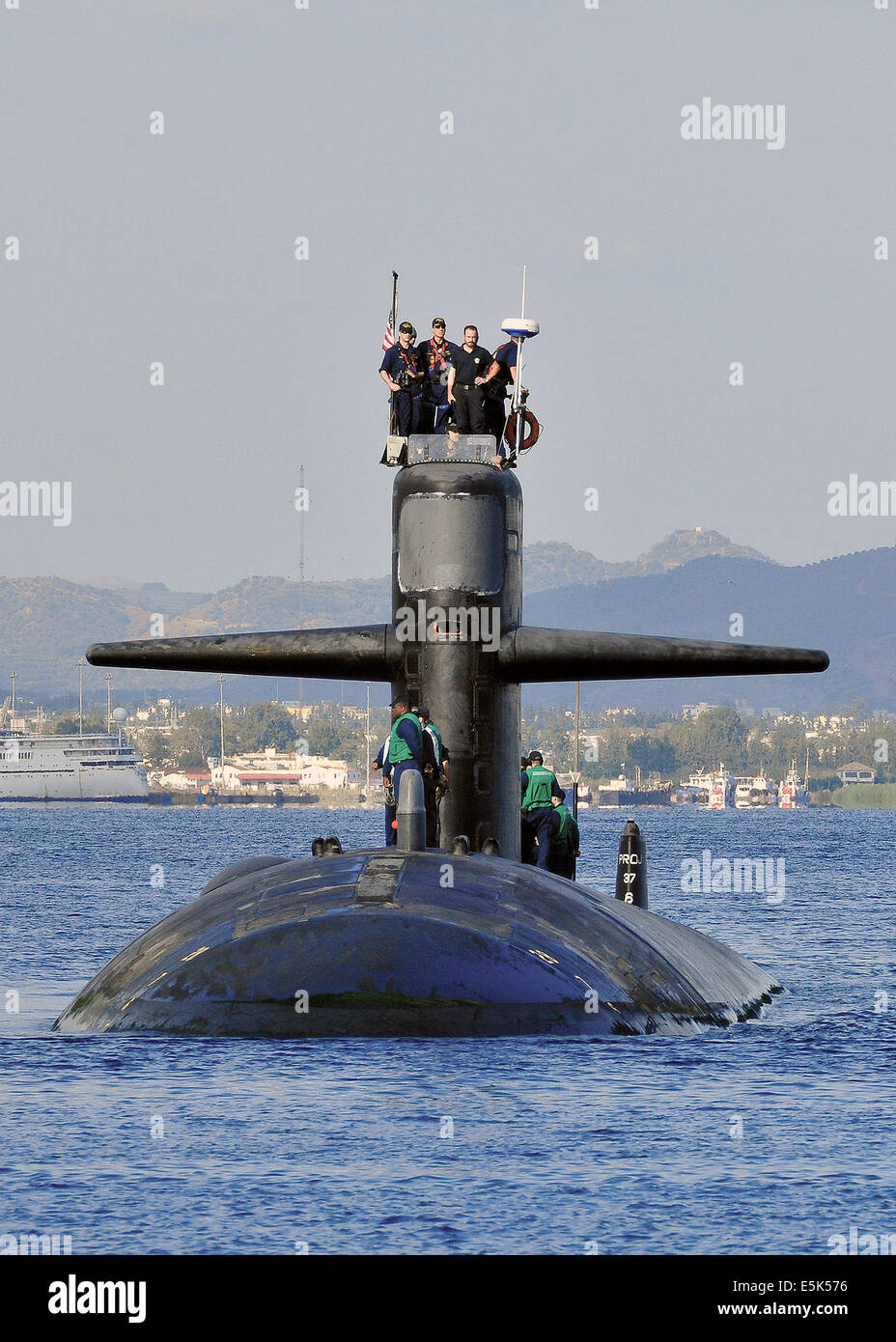 The US Navy Los Angeles-class fast-attack submarine USS Helena arrives ...