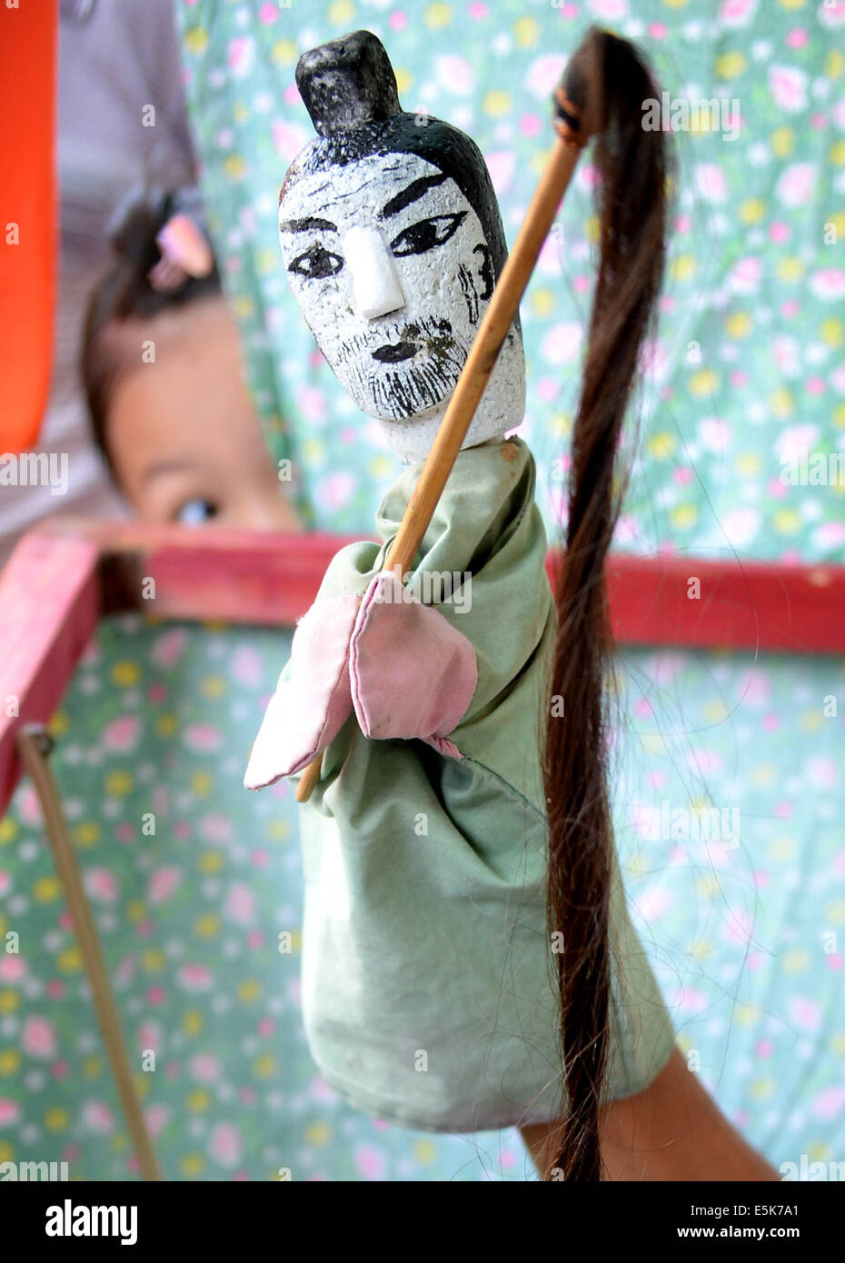 (140803) -- NANCHANG, Aug. 3, 2014(Xinhua) -- A little girl looks at a ...