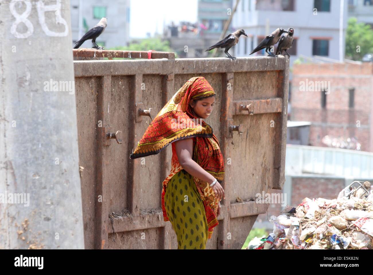 Urban poverty dhaka bangladesh High Resolution Stock Photography and ...