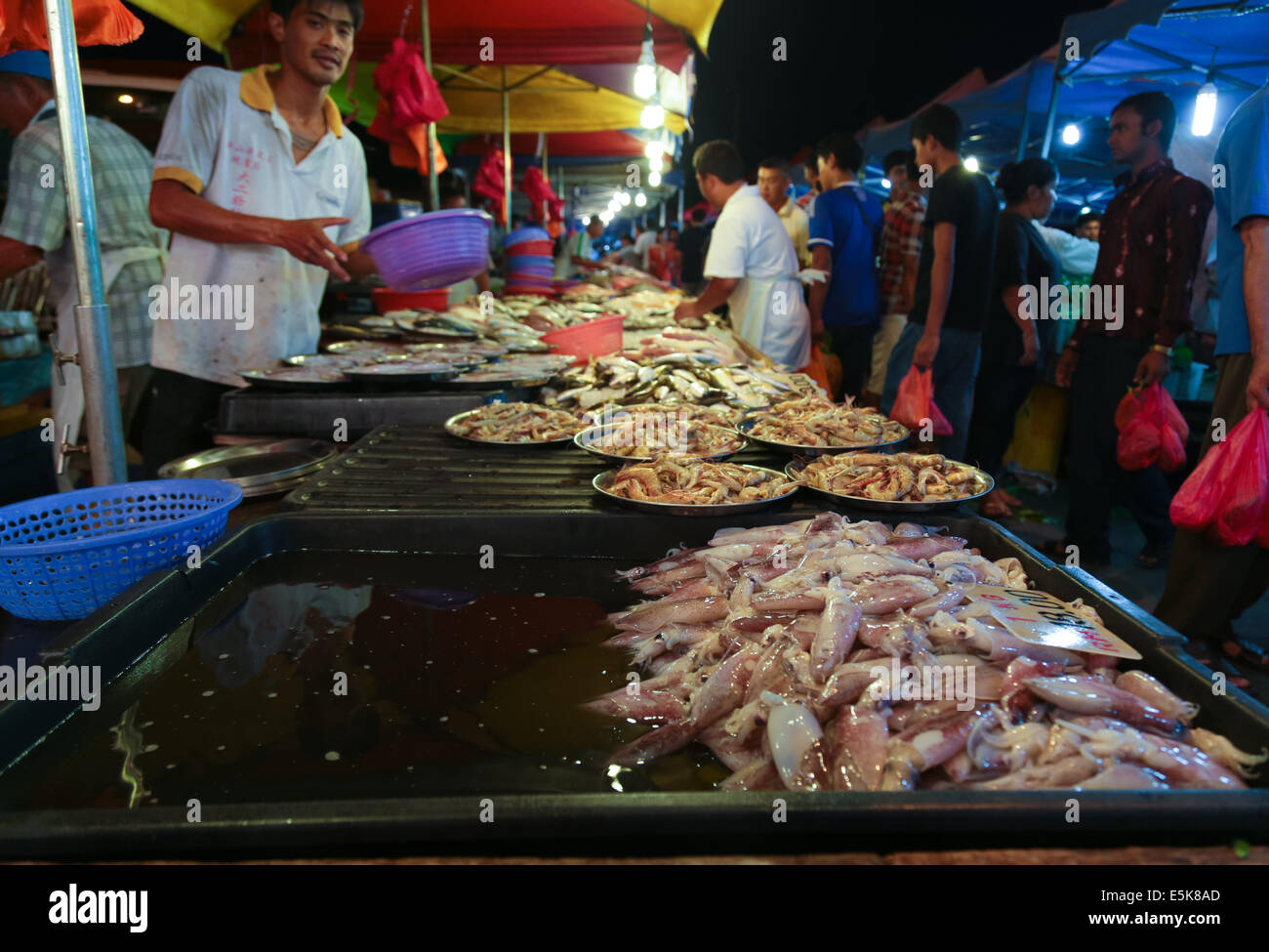 Fish stall in a Malaysia wet market Stock Photo - Alamy
