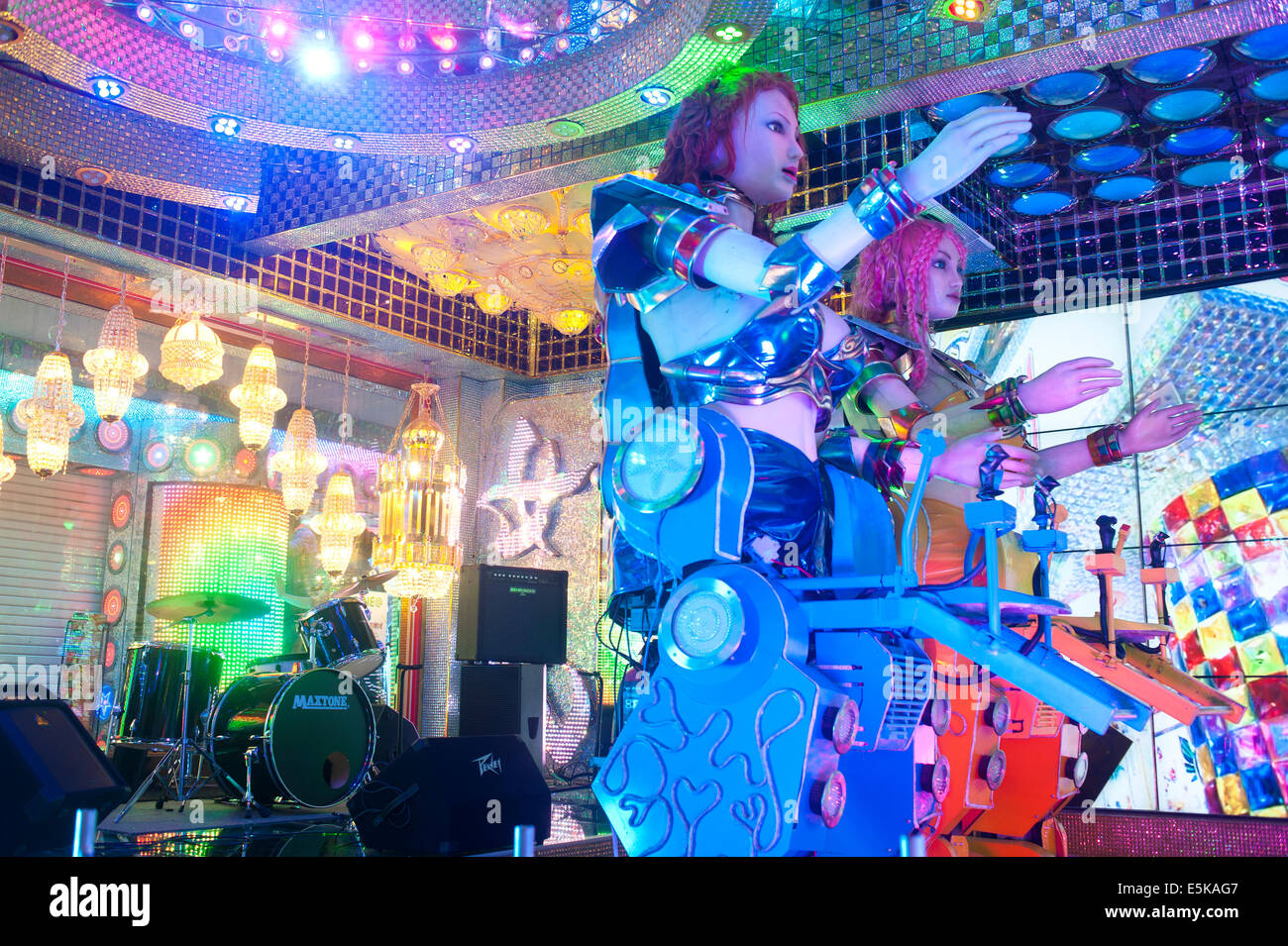 Robot restaurant hi-res stock photography and images - Alamy