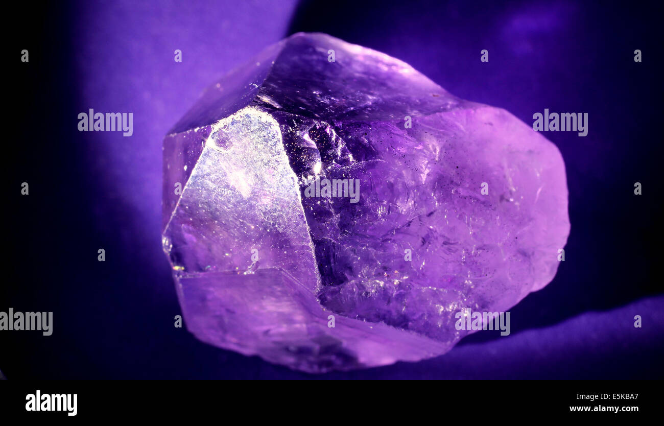 Amethyst crystal hi-res stock photography and images - Alamy