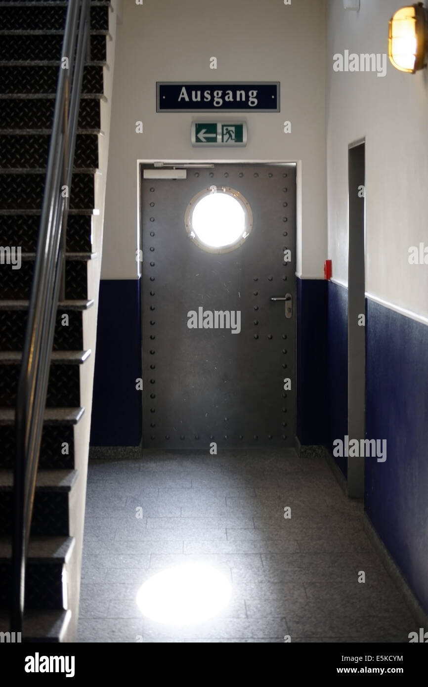 Ship door hi-res stock photography and images - Alamy