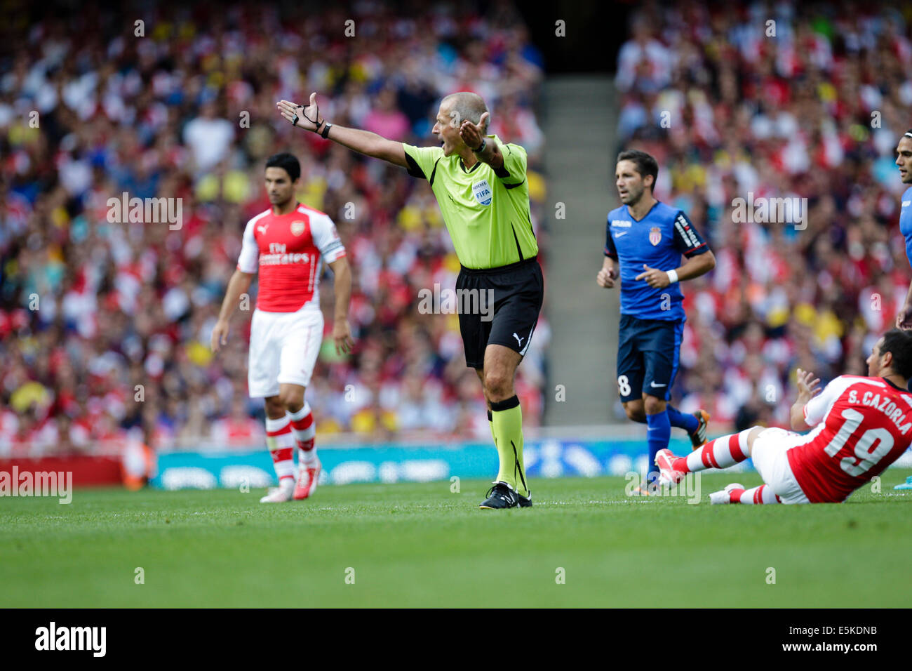 Martin atkinson referee hi-res stock photography and images - Alamy