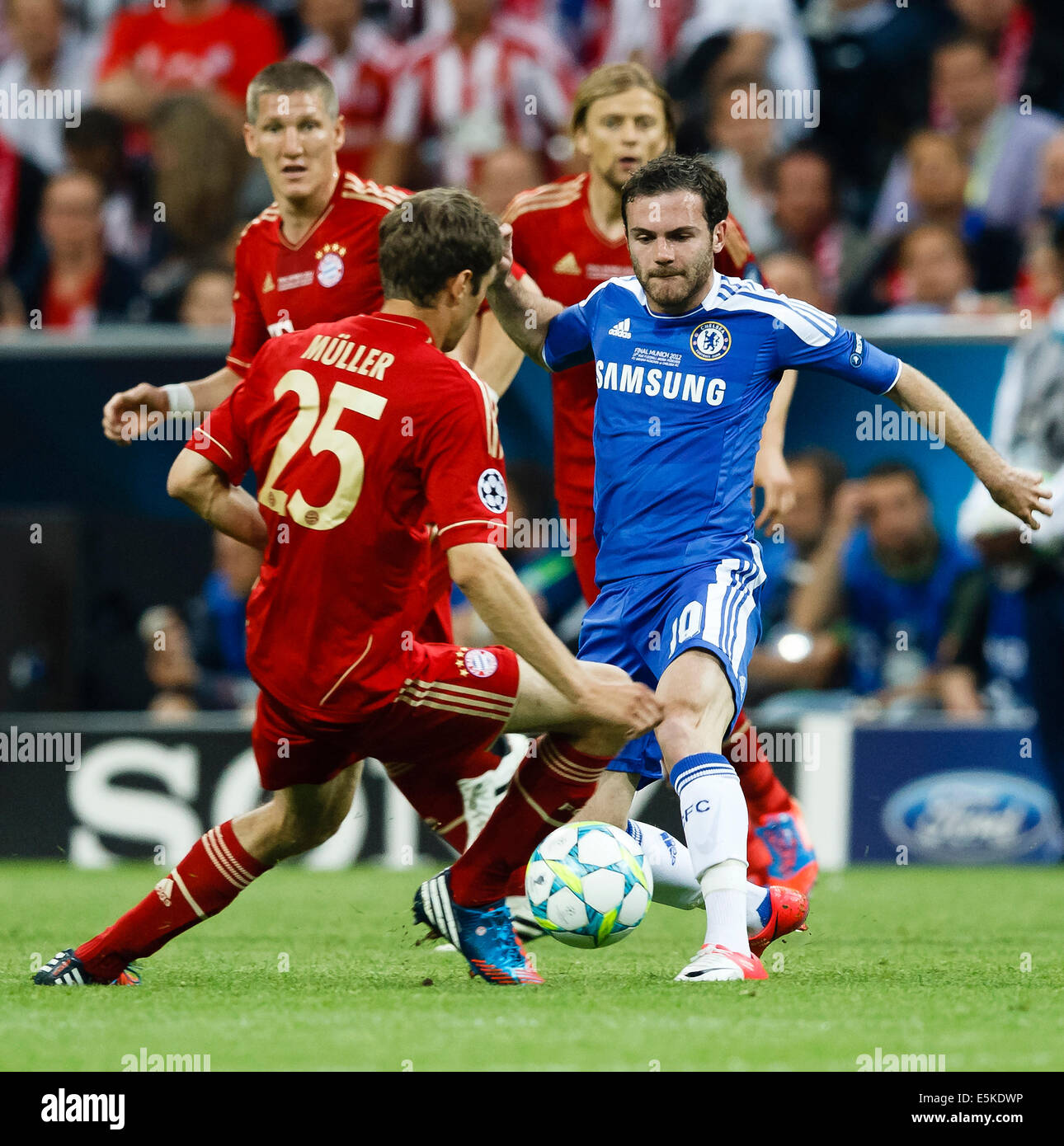Mata (blue) of Chelsea, Muller (25), Schweinsteiger (L) and Tymoshchuk ...
