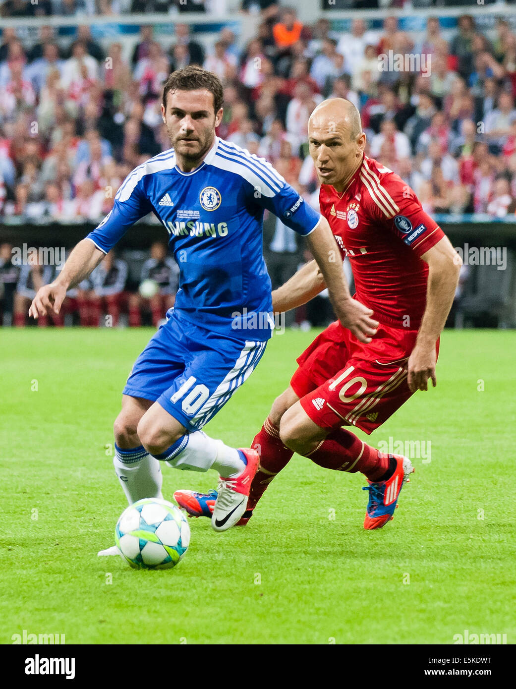 Mata of Chelsea (L) and Robben of Bayern Stock Photo - Alamy