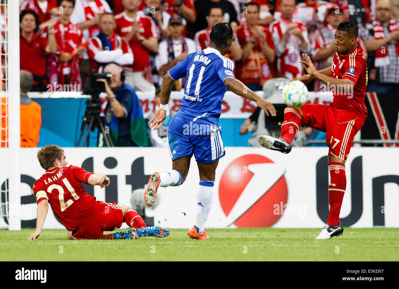 Drogba of Chelsea (M) between Lahm (21) and Boateng (R) of Bayern Stock ...
