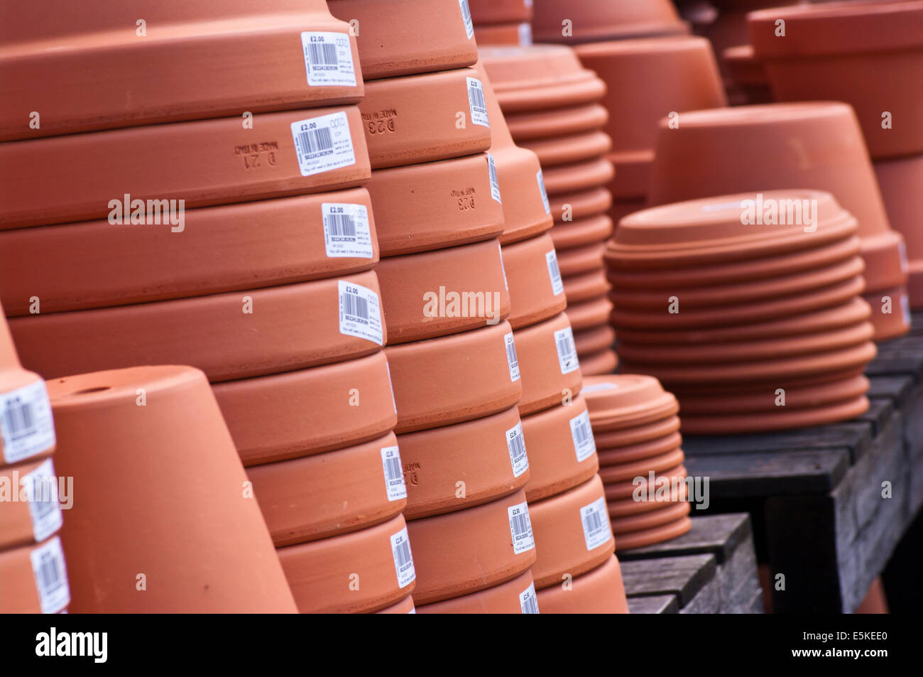 Piles Of Terracotta Pots Garden Flower Pots Stock Photo - Alamy