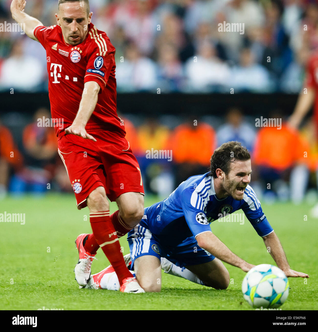 Mata of Chelsea (R) and Ribery of Bayern Stock Photo - Alamy