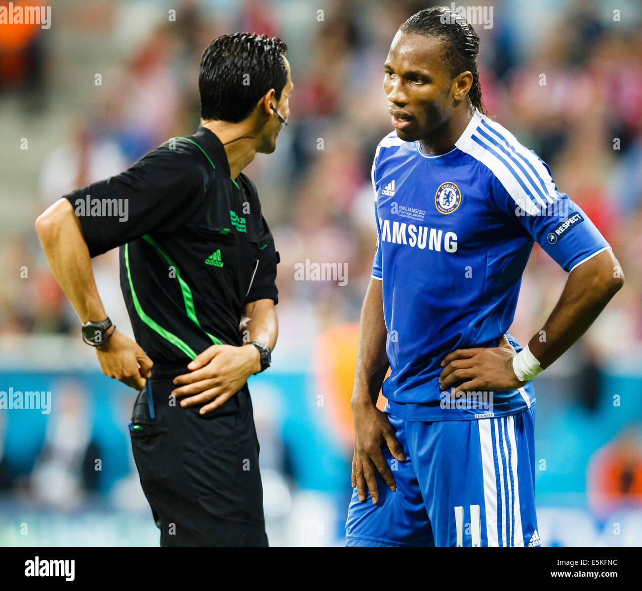 English professional football referee hi-res stock photography and ...