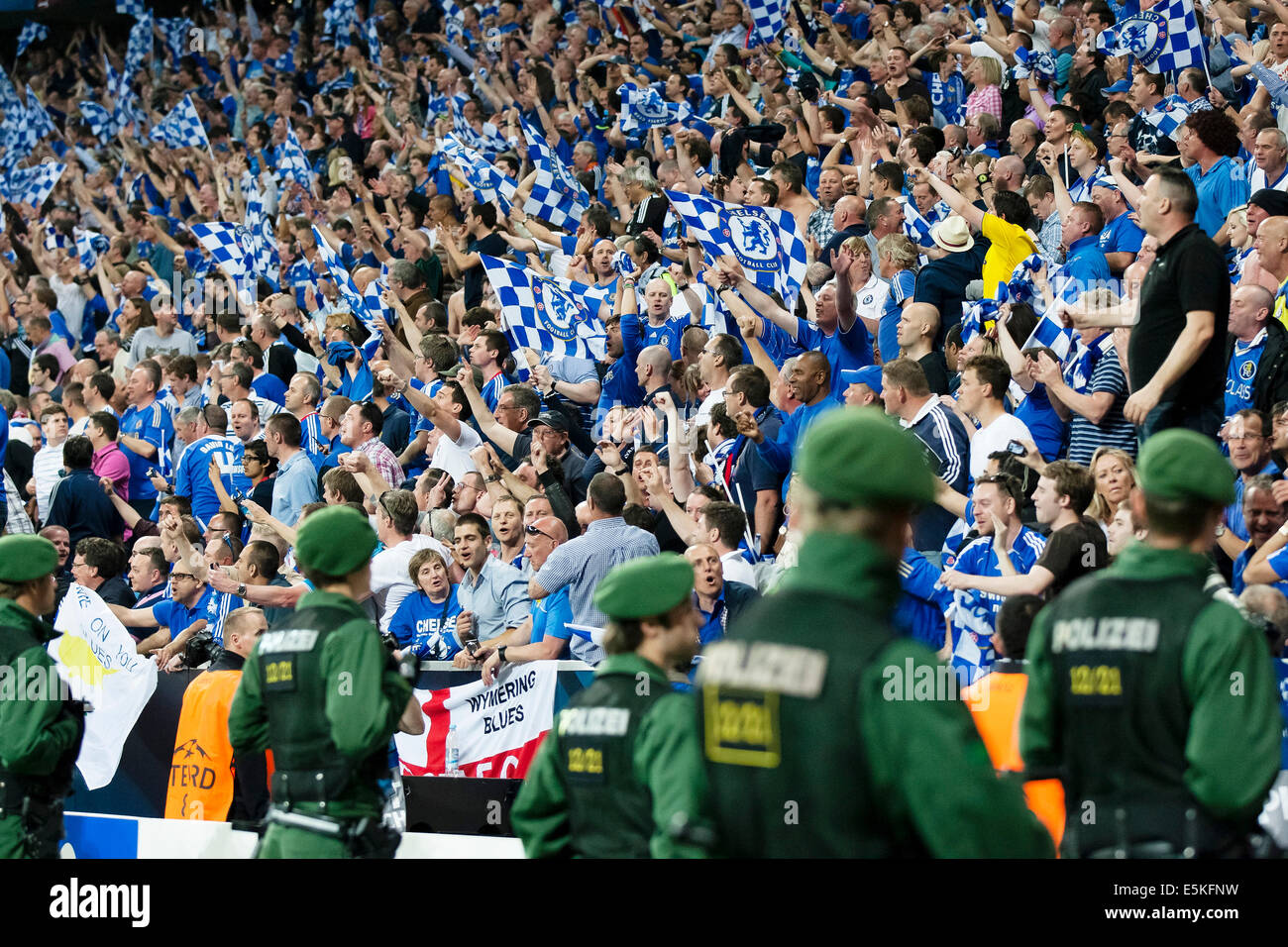 Chelsea fc supporters hi-res stock photography and images - Alamy