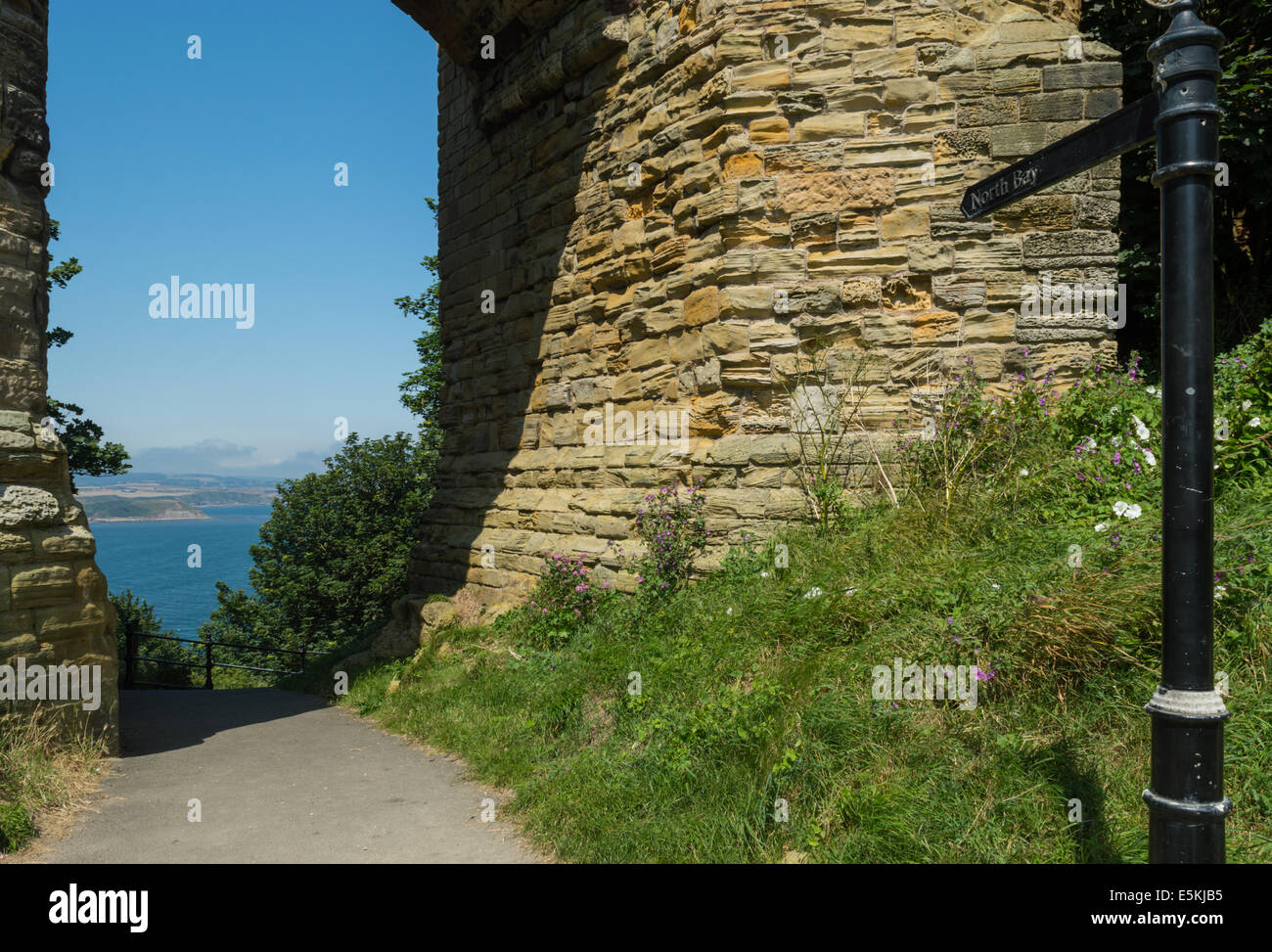 Castle walls scarborough hi-res stock photography and images - Alamy