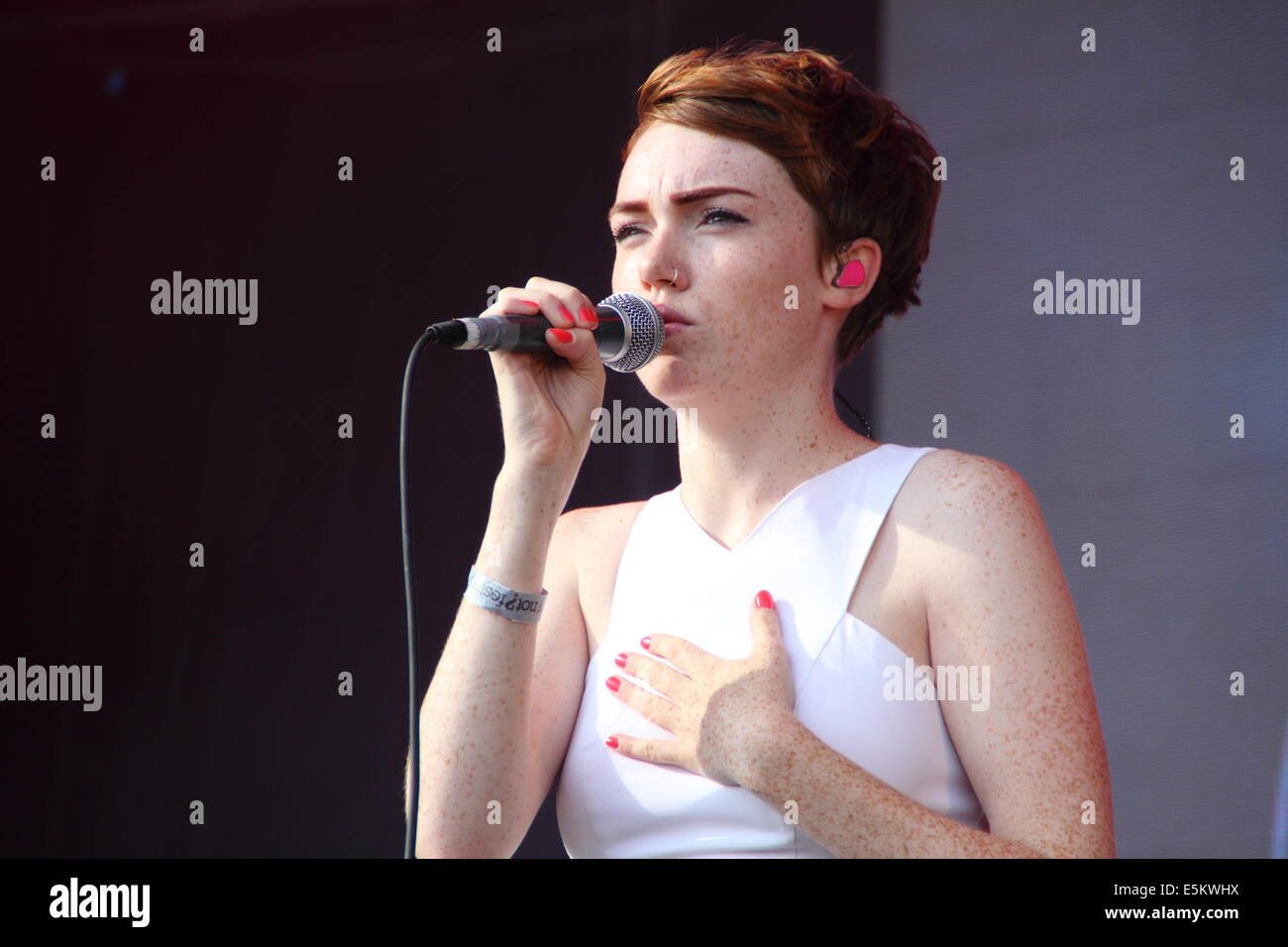 Peak District, Derbyshire, UK. 3 August 2014. Rising star, Chloe Howl ...