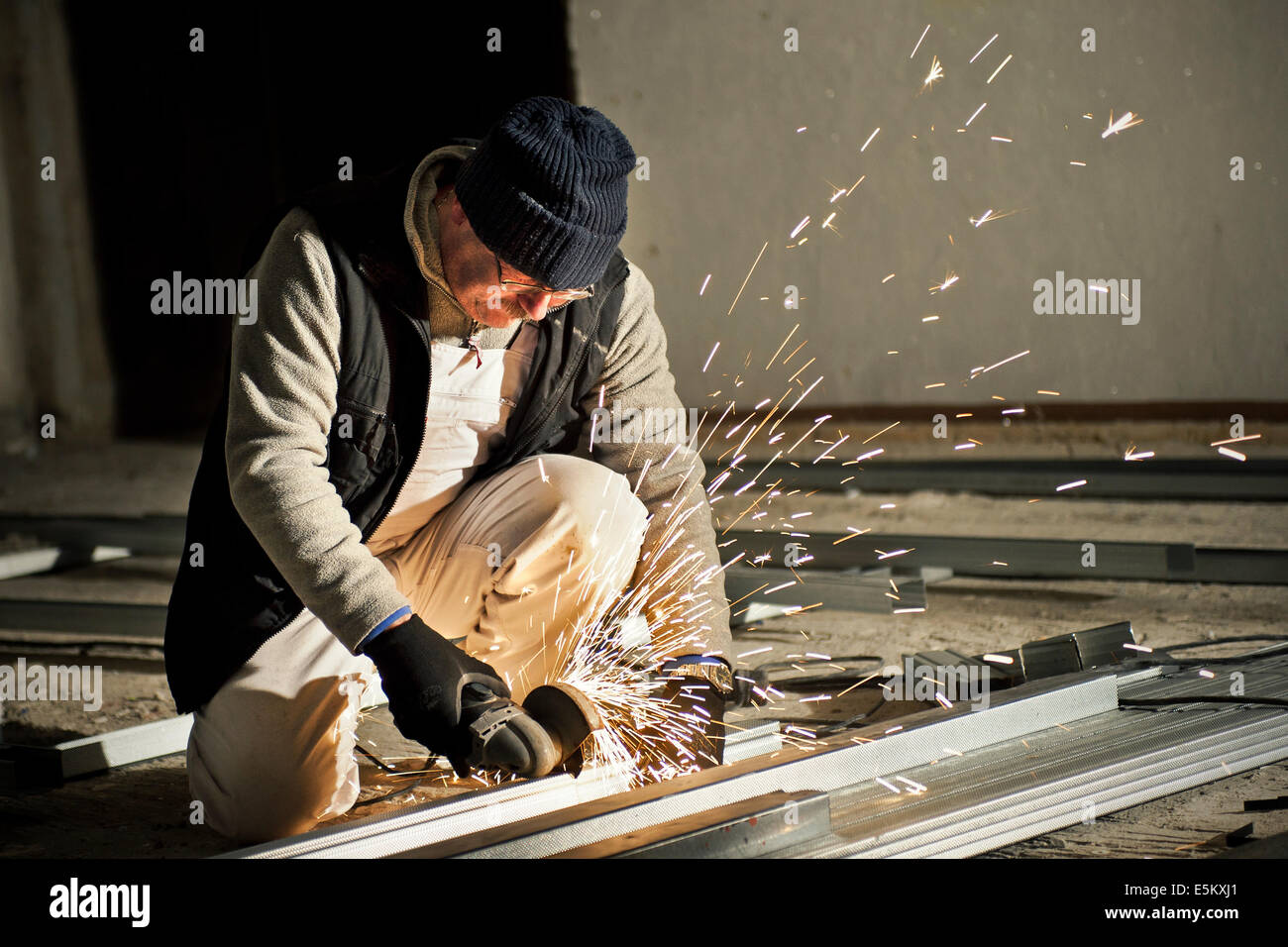 Man cutting metal hi-res stock photography and images - Alamy