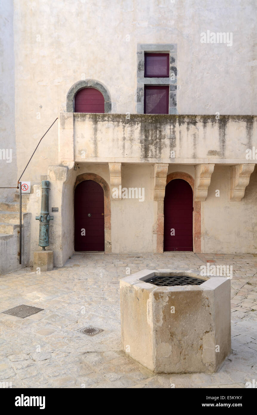 Well interior hi-res stock photography and images - Alamy