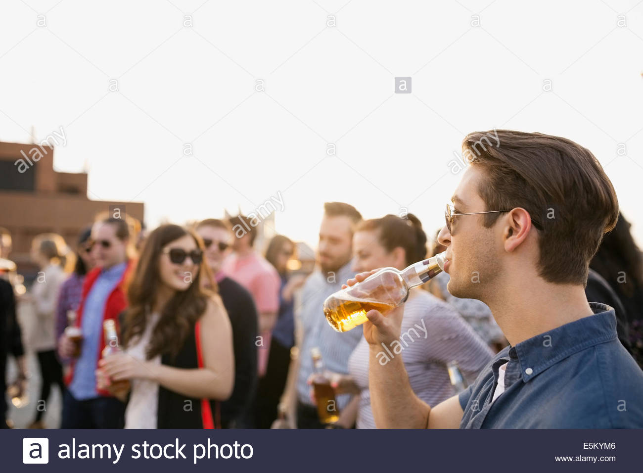 Crowd drinking beer hi-res stock photography and images - Alamy