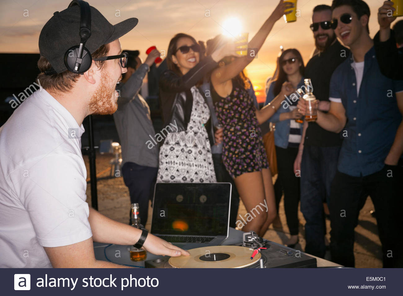 People dancing rooftop party hi-res stock photography and images - Alamy