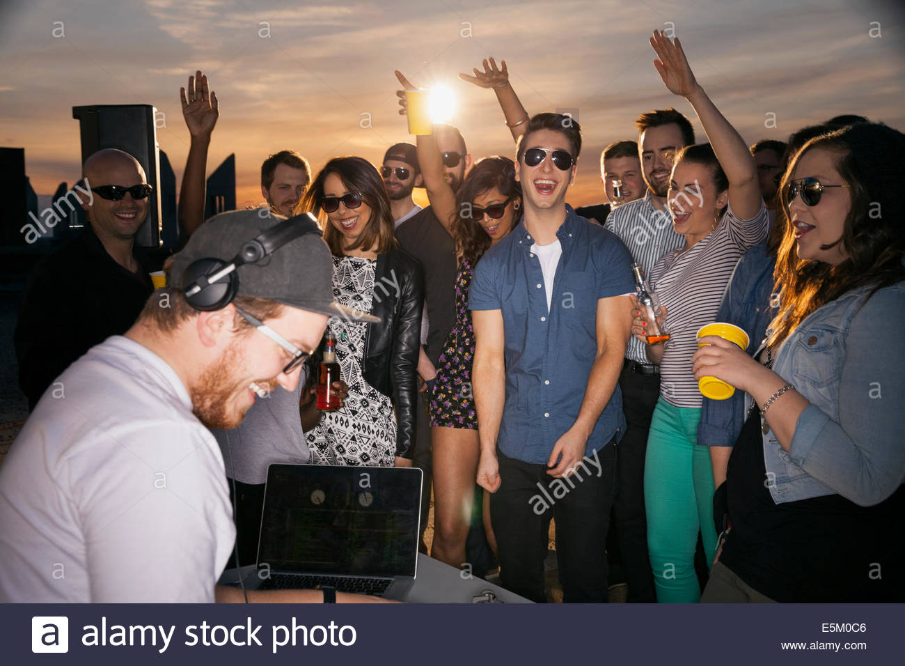 Crowd dj hi-res stock photography and images - Alamy