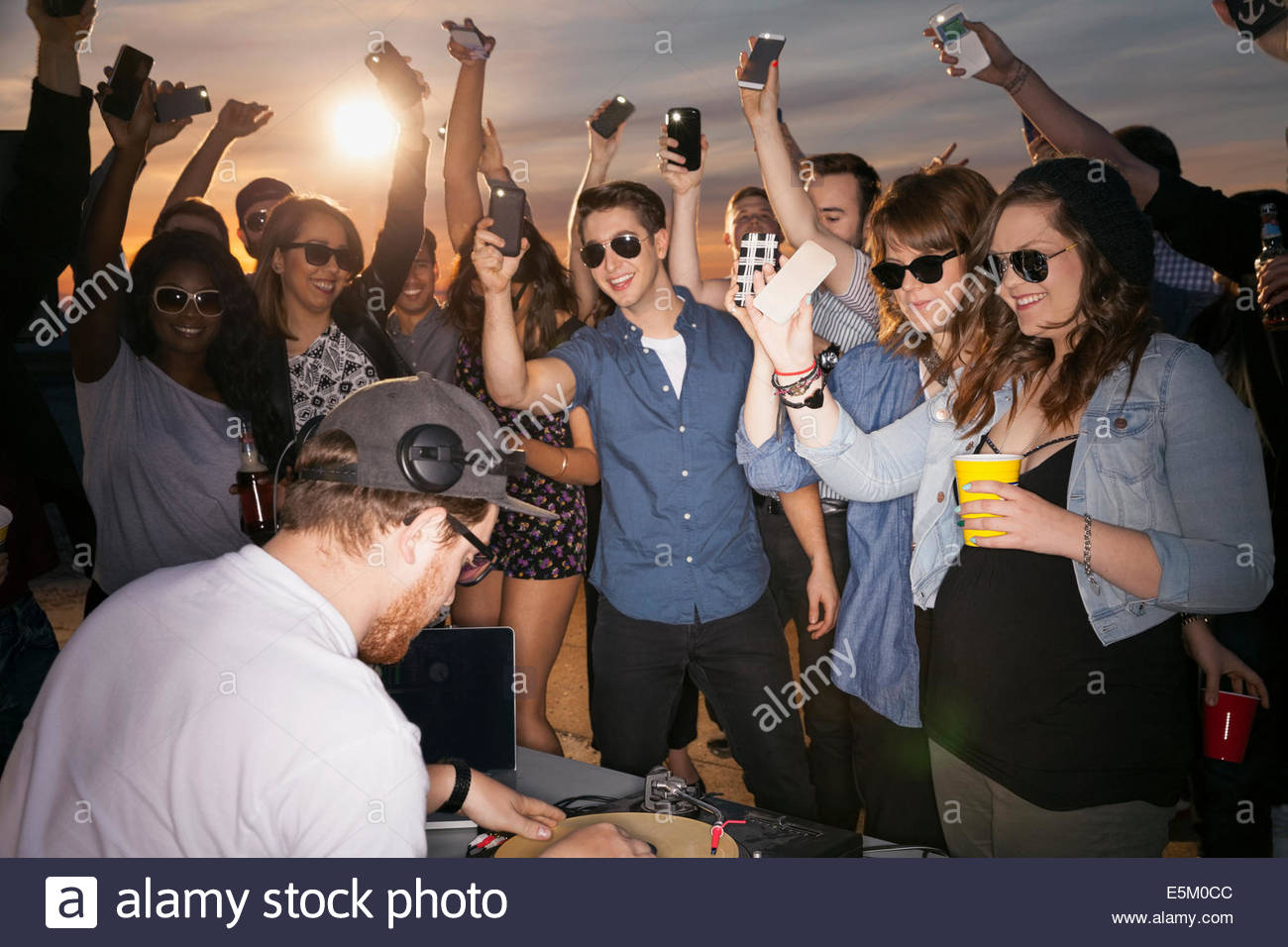 Crowd looking at phones hi-res stock photography and images - Alamy