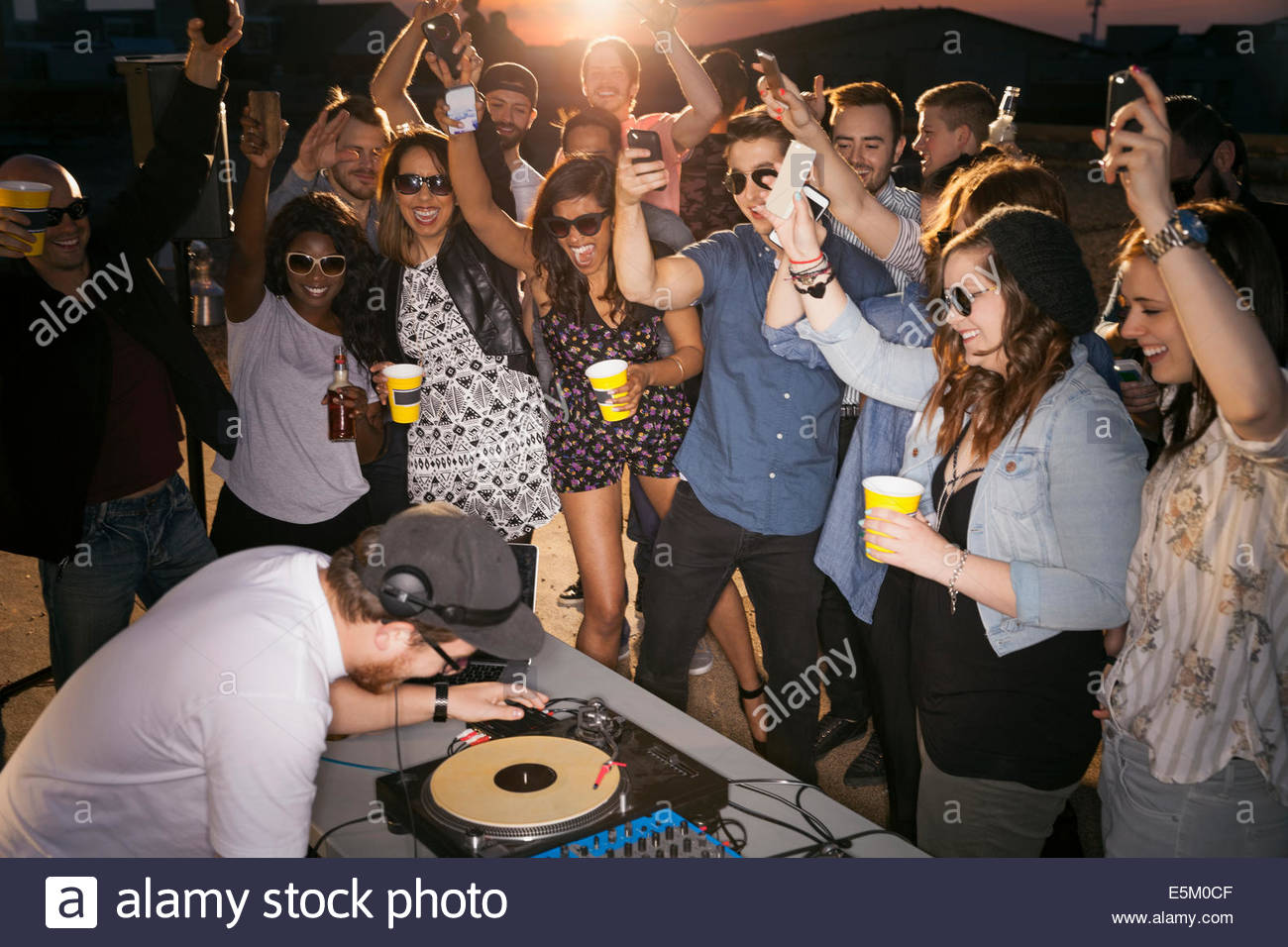 Crowd celebrating crowd dancing hi-res stock photography and images - Alamy