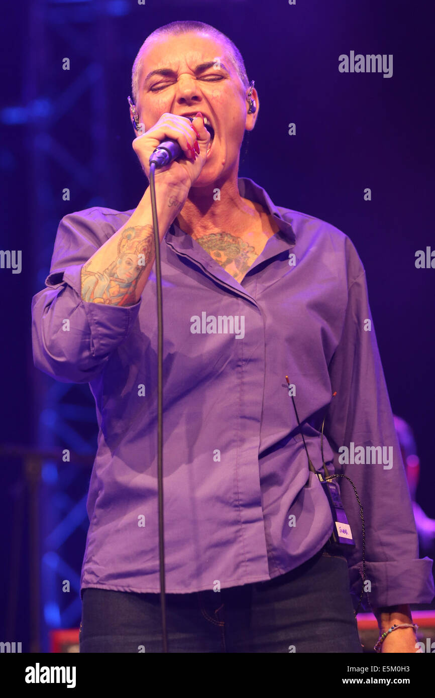 A BARE FOOT SINEAD O'CONNOR HEADLINING THE CAMBRIDGE FOLK FESTIVAL ON ...