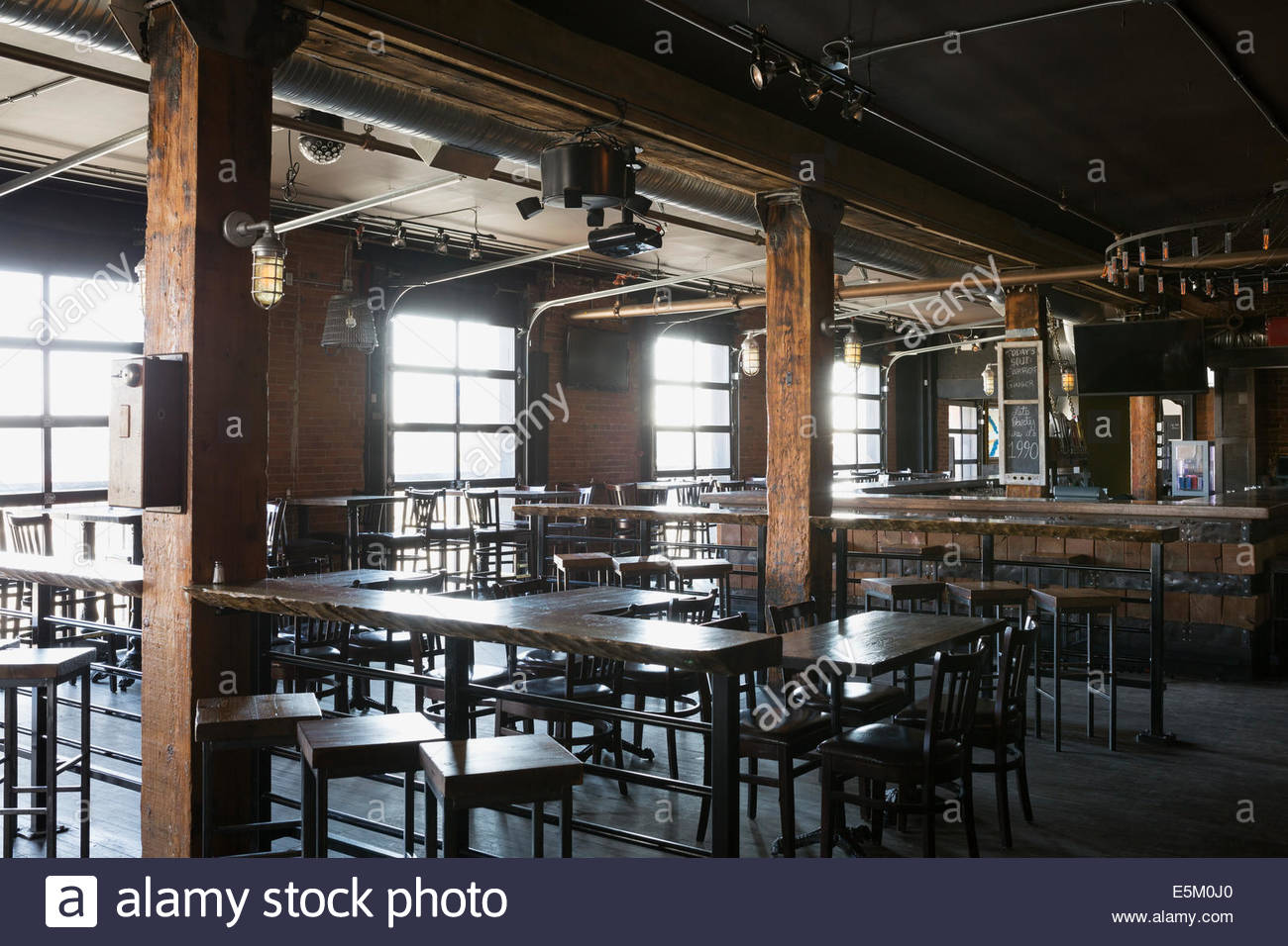 Bar empty pub hi-res stock photography and images - Alamy