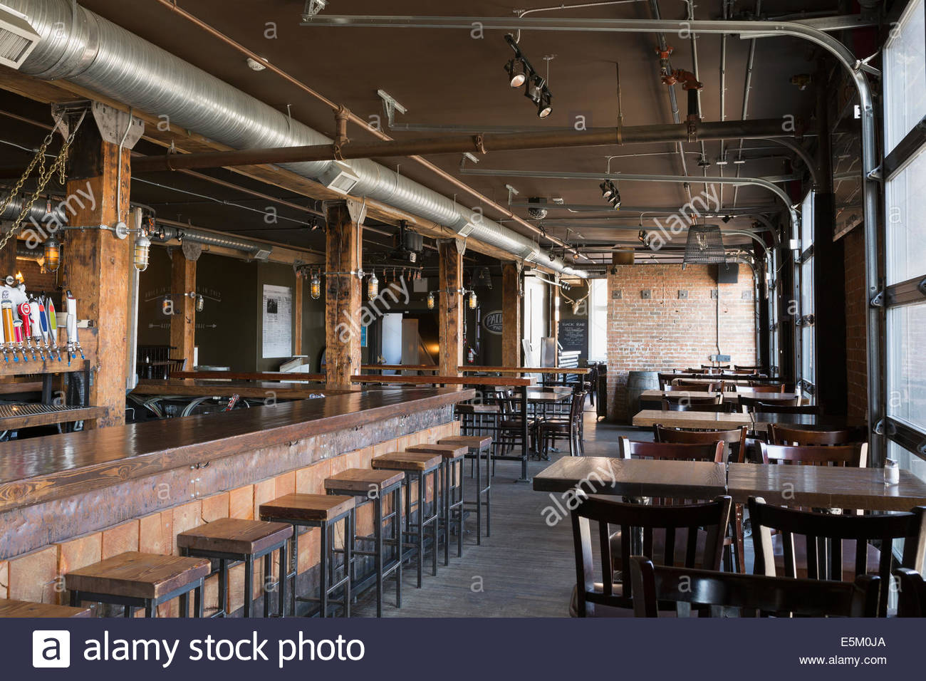 Bar empty pub hi-res stock photography and images - Alamy