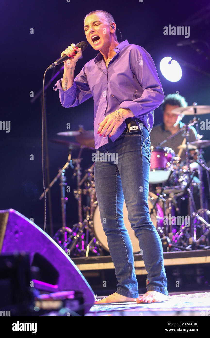 A BARE FOOT SINEAD O'CONNOR HEADLINING THE CAMBRIDGE FOLK FESTIVAL ON ...