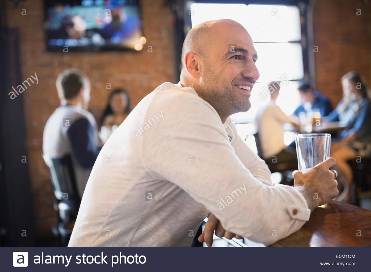 Men drinking bar hi-res stock photography and images - Alamy