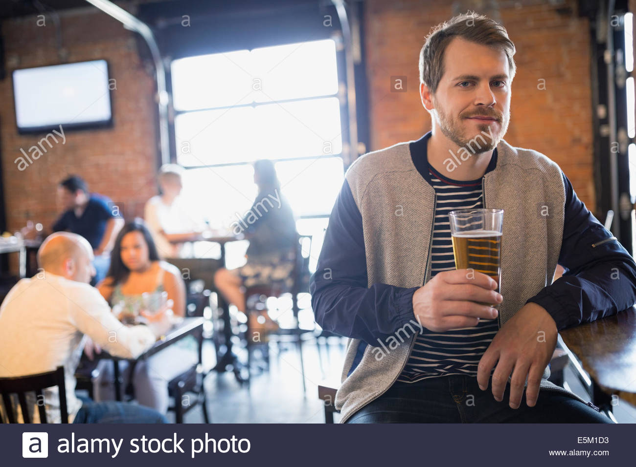 Man drinking in pub hi-res stock photography and images - Alamy