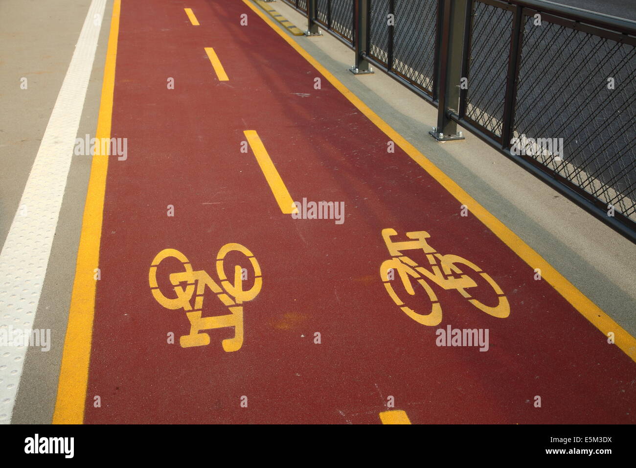 Bike lane symbol hi-res stock photography and images - Alamy