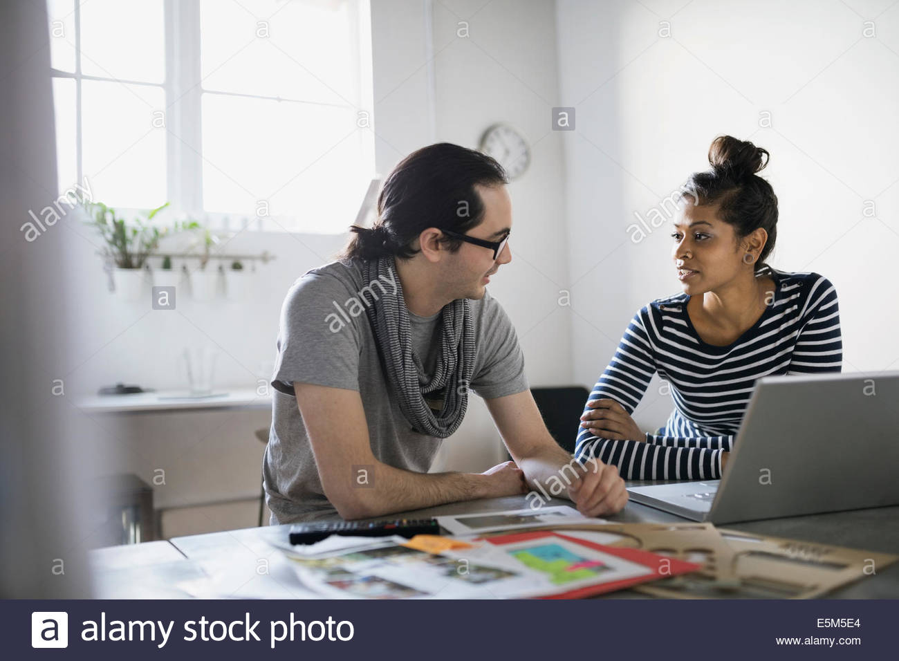 Business conversation hi-res stock photography and images - Alamy