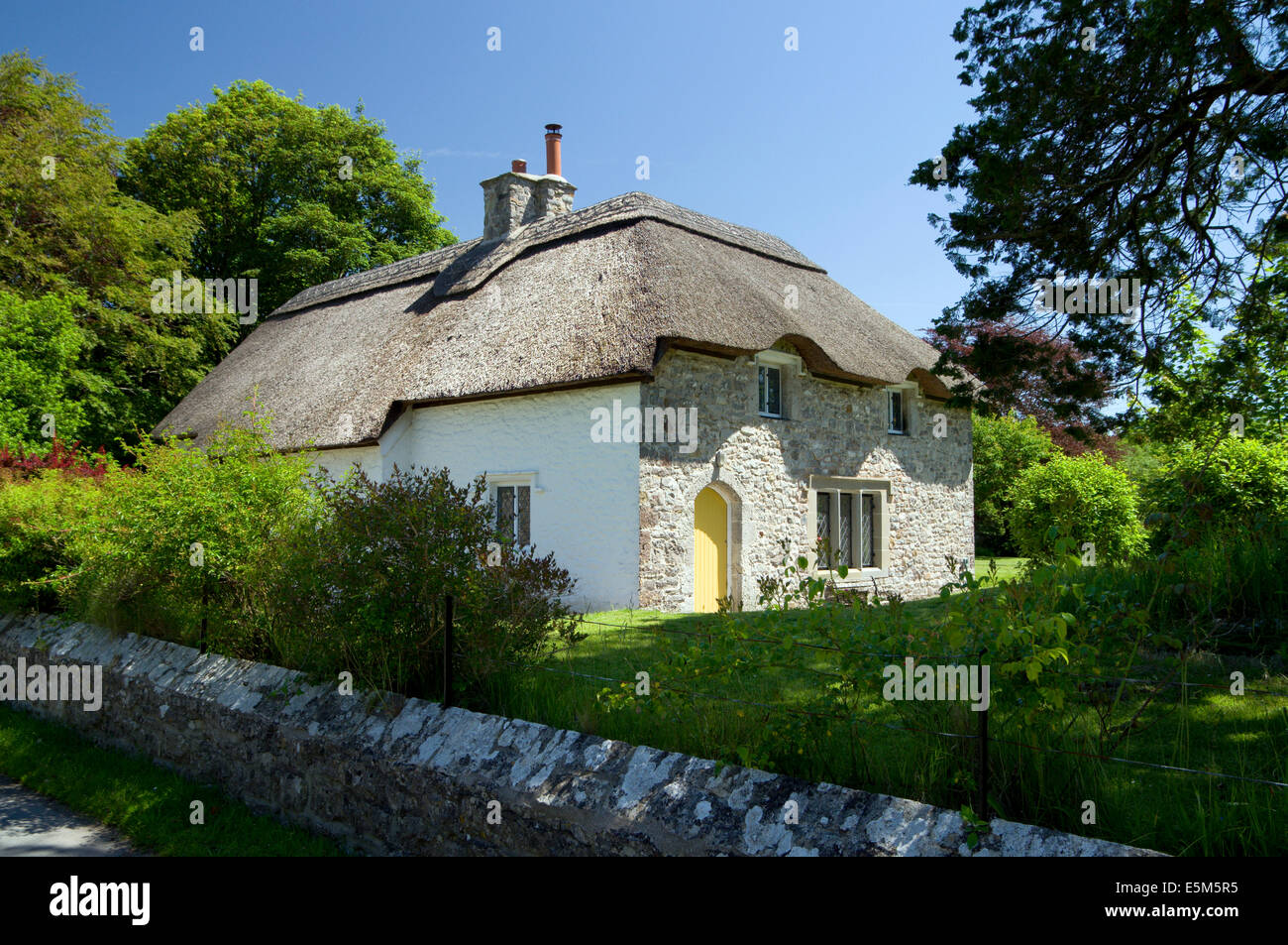 Cute thatched cottage hi-res stock photography and images - Alamy