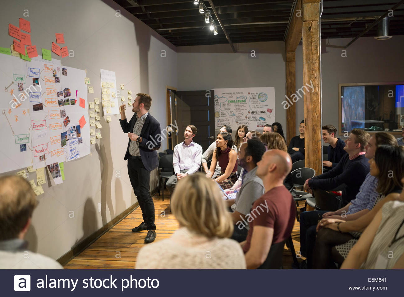 Presentation audience office hi-res stock photography and images - Alamy