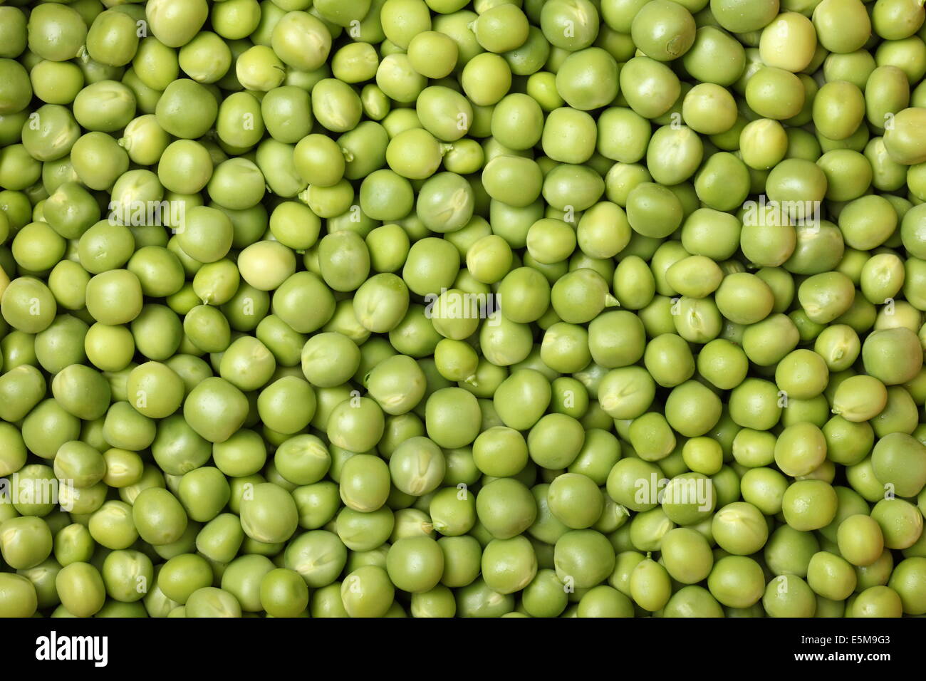 Fresh peas background hi-res stock photography and images - Alamy