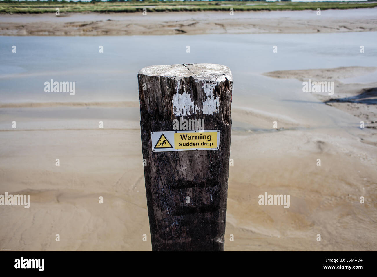 Sudden drop warning sign hi-res stock photography and images - Alamy