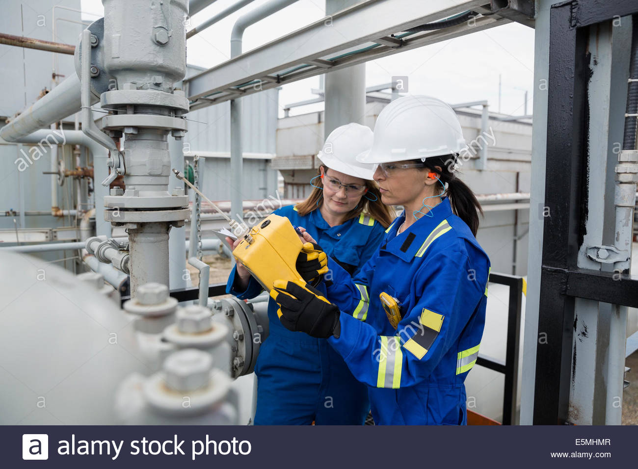 Two gas workers hi-res stock photography and images - Alamy